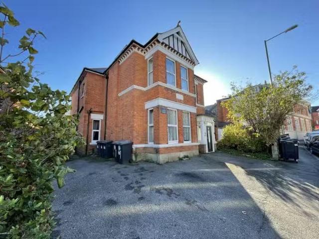 Studio flat for rent in Beresford Road, Southbourne, Dorset, BH6