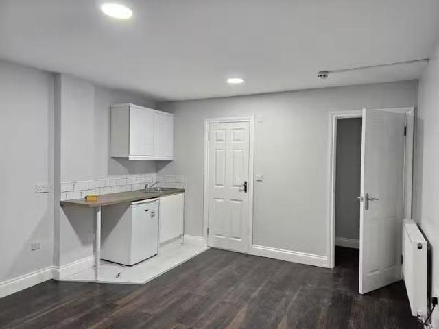 Studio flat for rent in Blythswood Road Room 0 Ilford IG3 8SG.