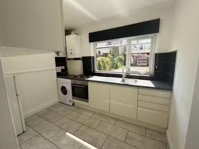 Studio flat for rent in Broadway Cardiff, CF24
