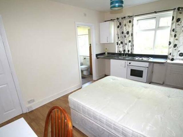Studio flat for rent in Brook Avenue Edgware HA8
