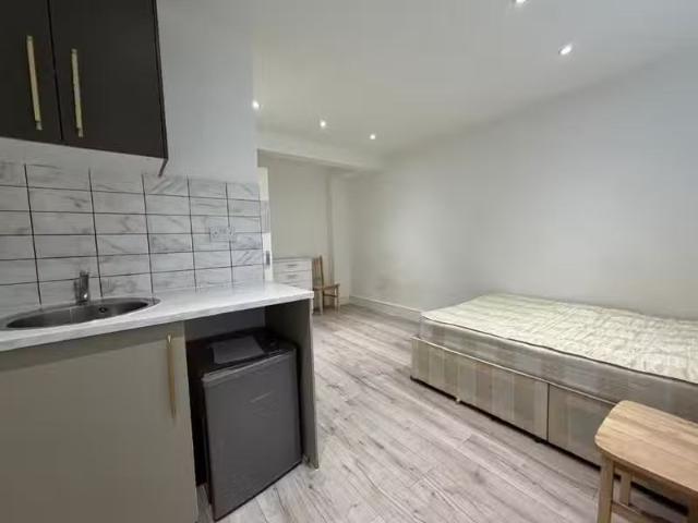 Studio flat for rent in Brookfield Lane East, Waltham Cross, H.