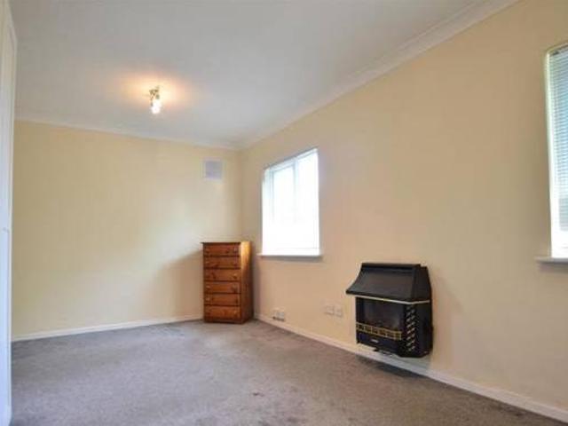 Studio flat for rent in Braemar Gardens Cippenham Slough Berkshire SL1