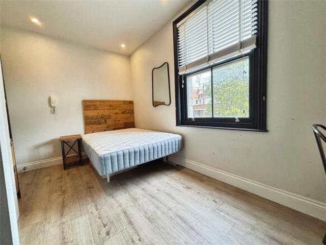 Studio flat for rent in Bramley Road, London, W10