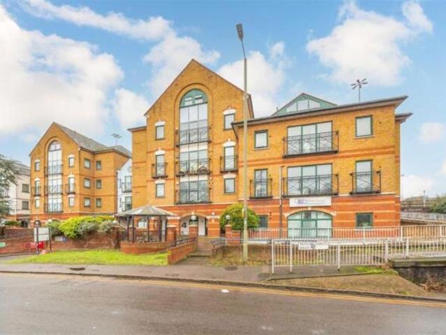 Studio flat for rent in Brent Cross Gardens, Brent Cross, NW4