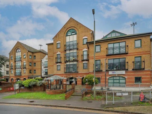 Studio flat for rent in Brent Cross Gardens, Brent Cross, NW4