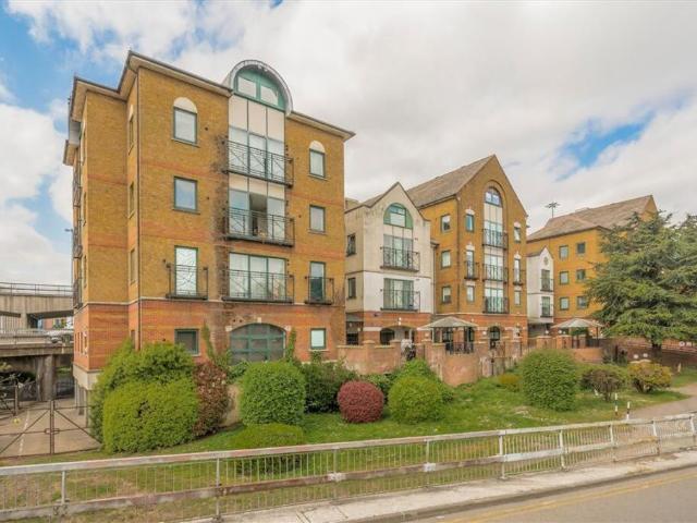 Studio flat for rent in Brent Cross Gardens, Brent Cross, NW4