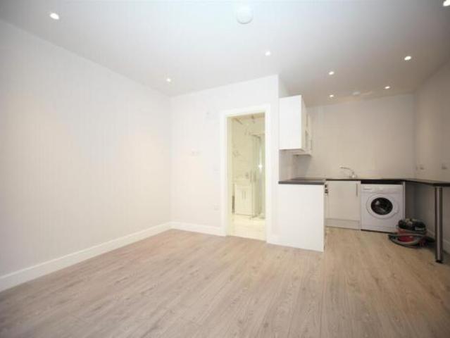 Studio flat for rent in Brent Street, Hendon, NW4