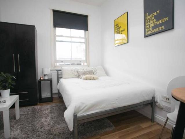 Studio flat for rent in Brent Street, Hendon, NW4