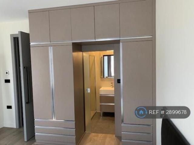 Studio flat for rent in Brent Street, London, NW4