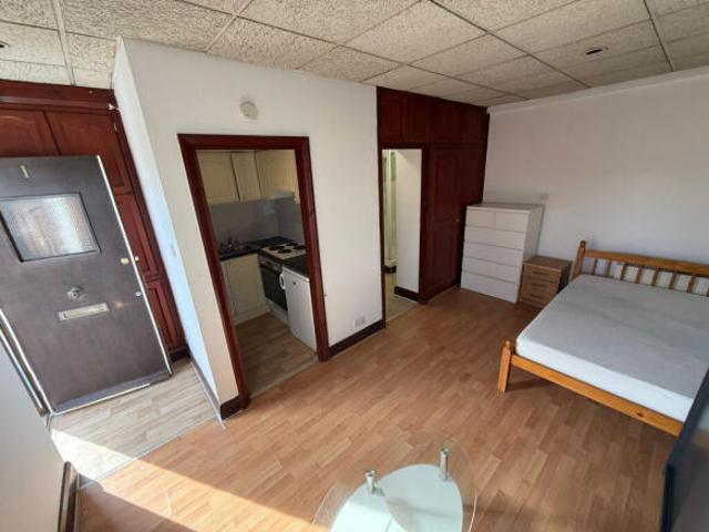 Studio flat for rent in Brentmead House, Britannia Road, London, N12