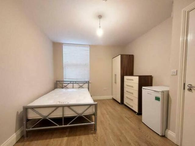 Studio flat for rent in Brenthurst Road Willesden NW10