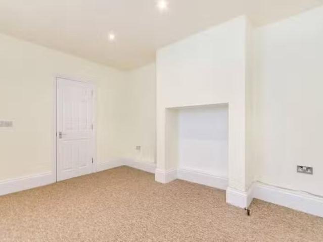 Studio flat for rent in Brighton Road, Surbiton, KT6