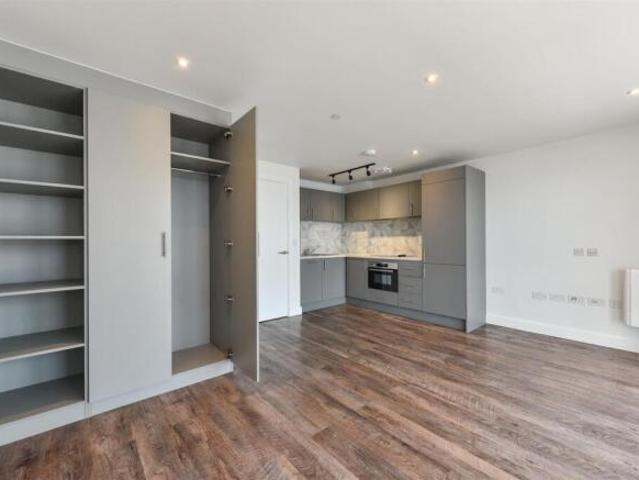 Studio flat for rent in Brunel House, The Hard, Portsmouth, PO1