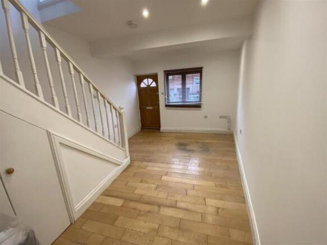 Studio flat for rent in Brunswick Avenue, London, N11