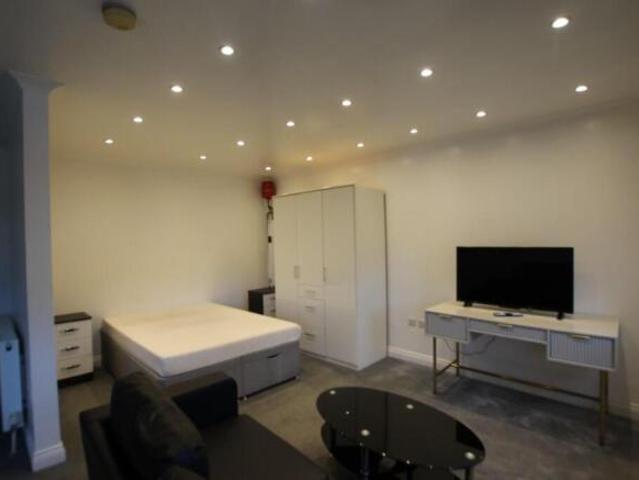 Studio flat for rent in Bull Lane, Edmonton, London, N18