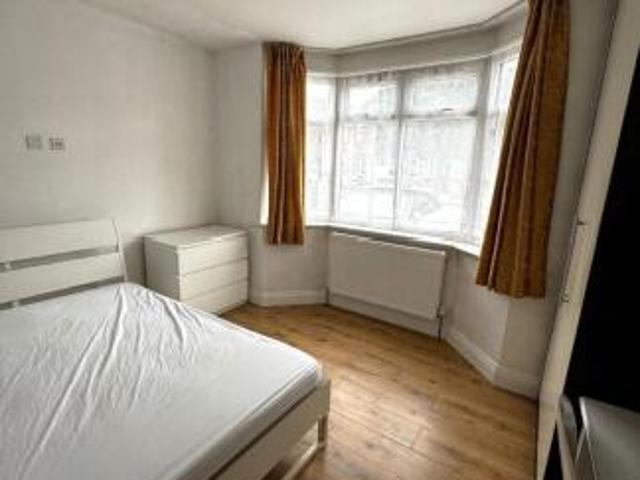 Studio flat for rent in Bulstrode Avenue, Hounslow, Middlesex, TW3