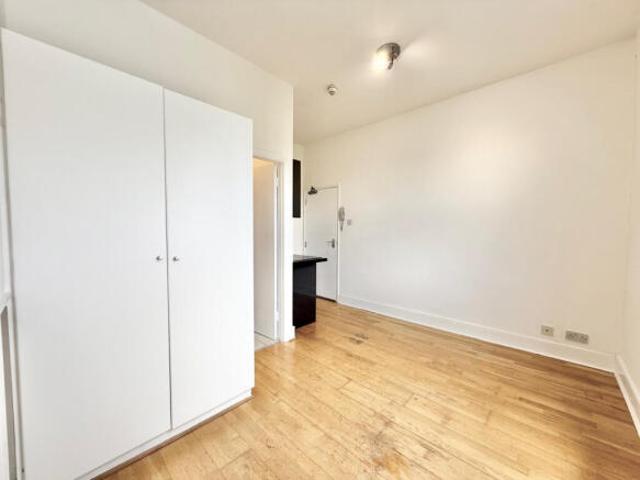 Studio flat for rent in Burton Road, NW6