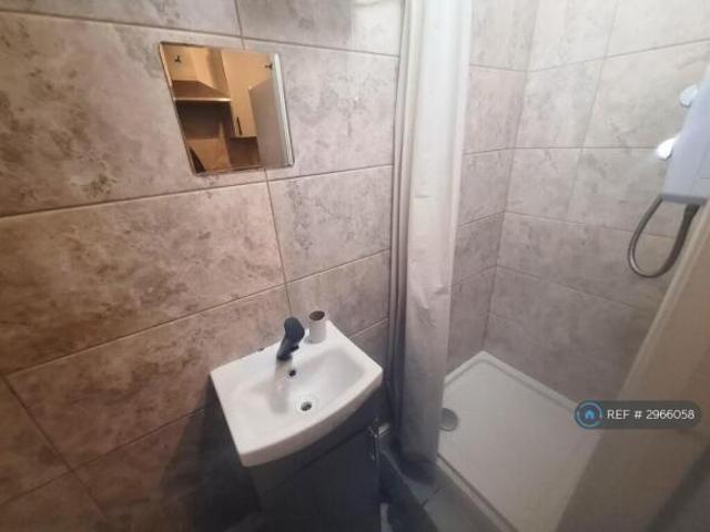 Studio flat for rent in Bury Road, Bolton, BL2
