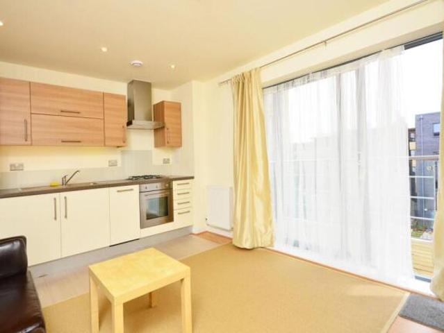 Studio flat for rent in Burdett Road, Mile End, London, E3