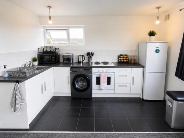 Studio flat for rent in Burfield Court, Handcross Road, Luton, Bedfordshire, LU2 8JY, LU2