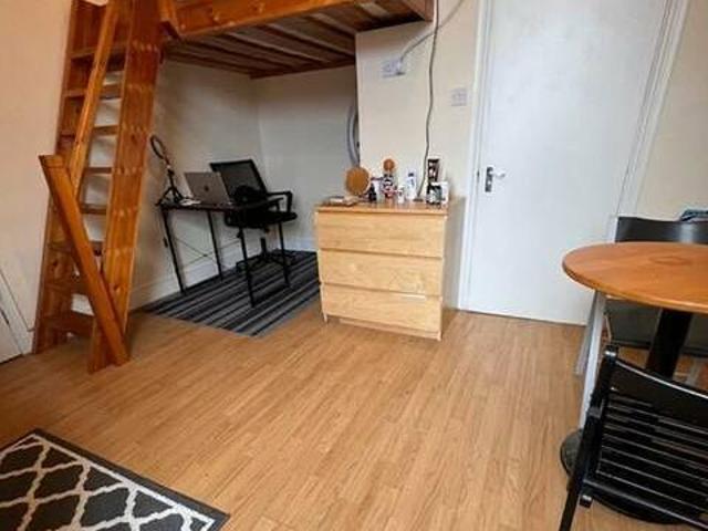 Studio flat for rent in Burroughs Parade London NW4
