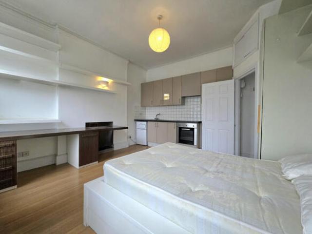 Studio flat for rent in Camberwell Road, London, SE5