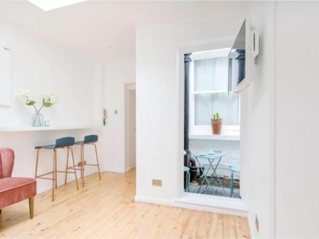 Studio flat for rent in Campden Street London, W8
