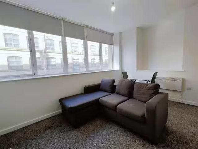 Studio flat for rent in Canal Road, Bradford, BD1