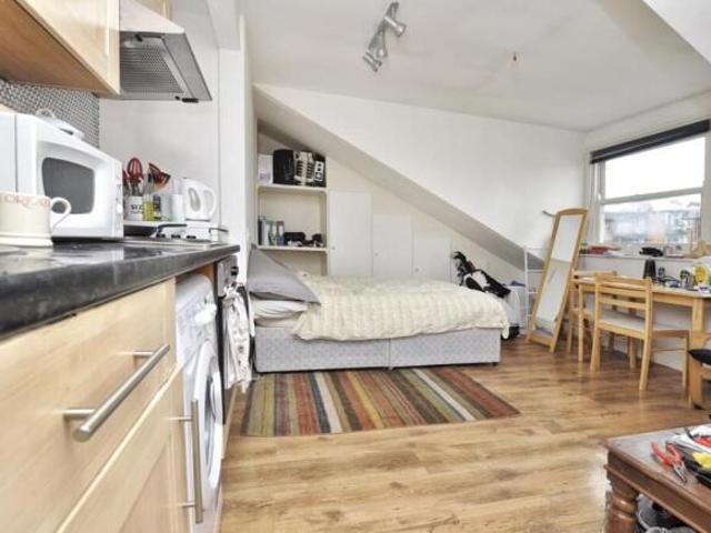 Studio flat for rent in Canfield Gardens, South Hampstead NW6