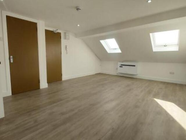 Studio flat for rent in Canmore Gardens, London, SW16