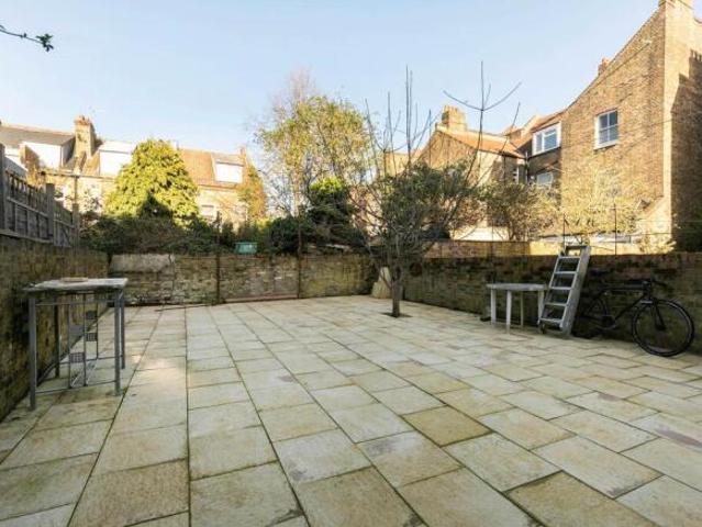 Studio flat for rent in Callcott Road, Kilburn, NW6 council tax, gas and water inlcuded, NW6
