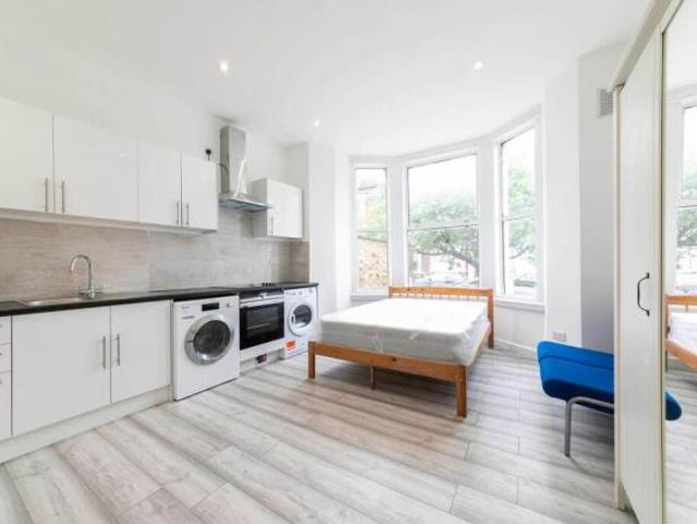 Studio flat for rent in Callcott Road, London, NW6 Council tax, gas and water Included, NW6