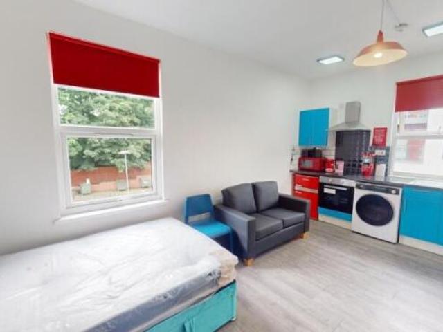 Studio flat for rent in Cardigan Road, Hyde Park, Leeds, LS6