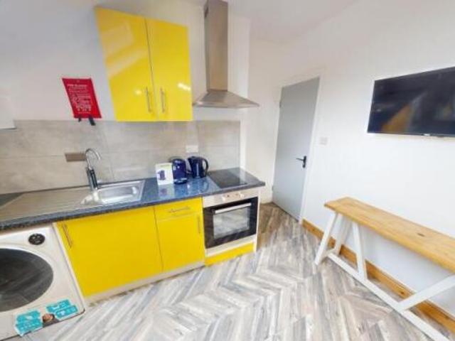 Studio flat for rent in Cardigan Road, Hyde Park, Leeds, LS6
