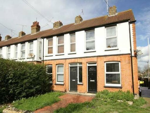 Studio flat for rent in Carlingford Drive WestcliffOnSea SS0