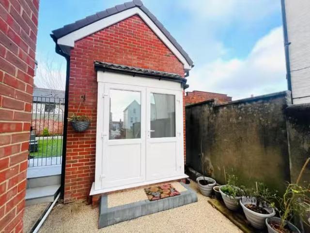 Studio flat for rent in Carlton Road South, Weymouth, DT4