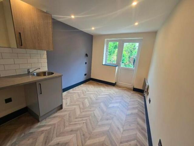 Studio flat for rent in Carr Road, Northolt, Middlesex, UB5