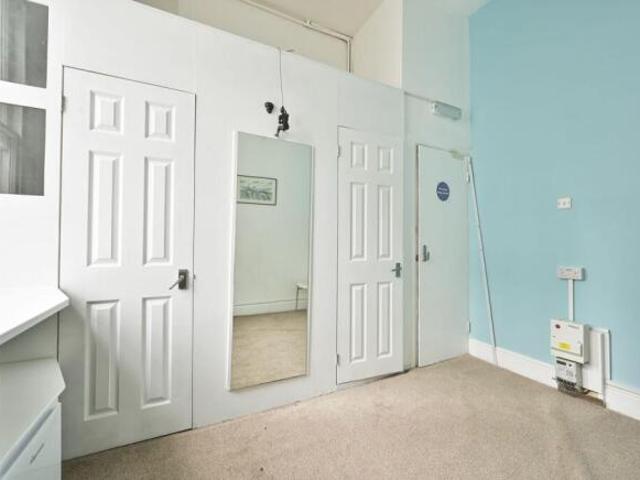 Studio flat for rent in Castletown Road, Barons Court, London, W14