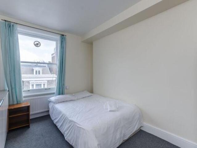 Studio flat for rent in Castletown Road, Barons Court, London, W14