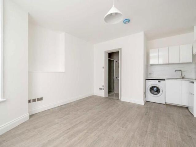 Studio flat for rent in Castletown Road, West Kensington, W14