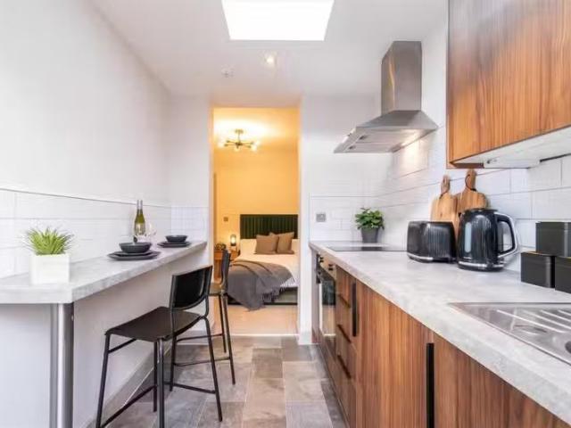 Studio flat for rent in Castle Road, Castle Gresley, Swadlinco.