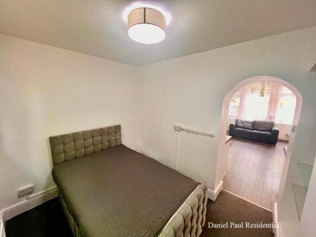 Studio flat for rent in Cathnor Road, London, W12