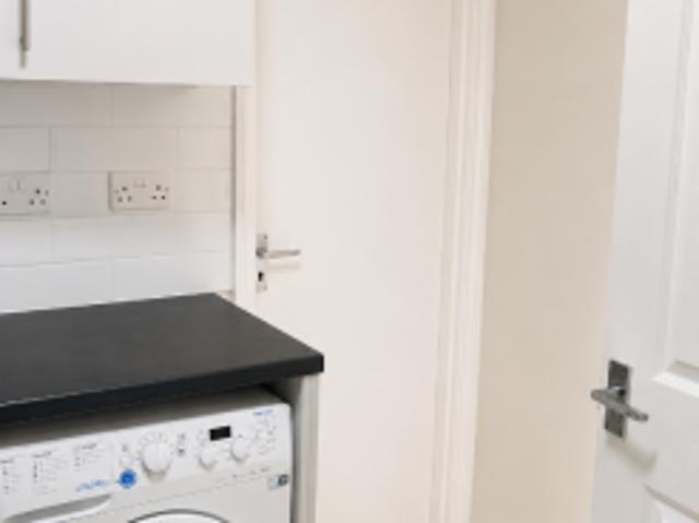 Studio flat for rent in Central Park Road, London, E6
