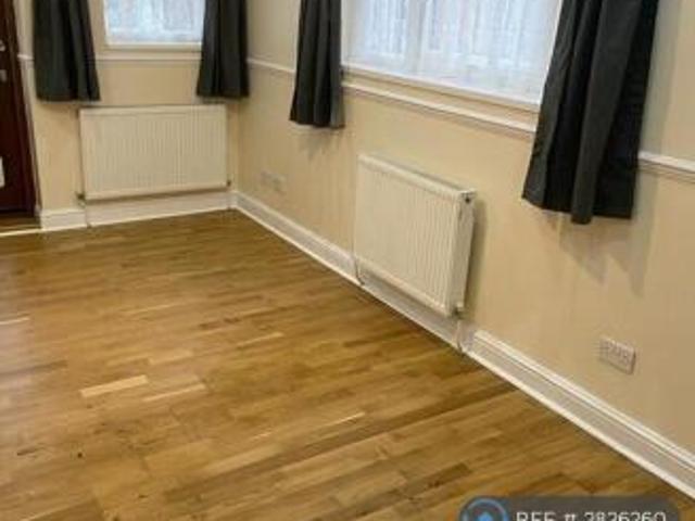 Studio flat for rent in Central Park Road, London, E6