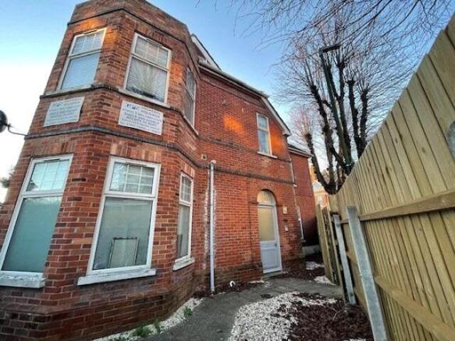 Studio flat for rent in Cecil Road, BH5