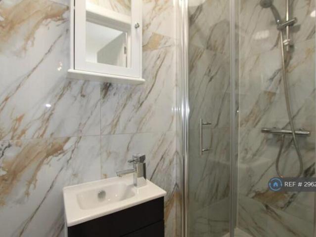 Studio flat for rent in Cedars Road, Croydon, CR0