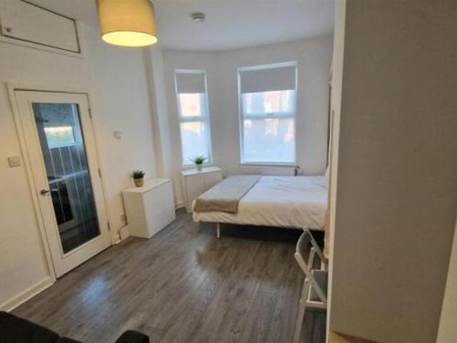 Studio flat for rent in Chatham Grove, Manchester, M20