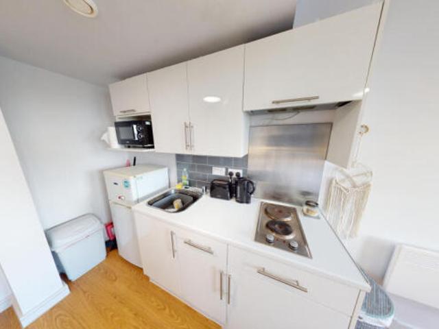 Studio flat for rent in Chatham Place, Liverpool, Merseyside, L7