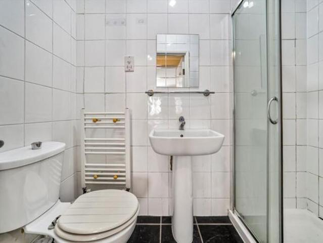 Studio flat for rent in Chatsworth Crescent, Hounslow, TW3