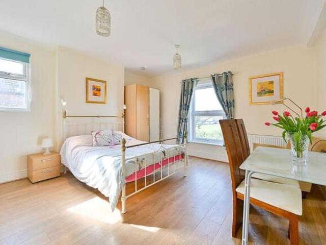 Studio flat for rent in Chatsworth Gardens, Acton, London, W3